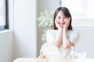 目の下のたるみをメイクでカバーする方法は？おすすめのコンシーラーも紹介 | 東京・銀座のクマとり専門クリニック【KumaCLI】