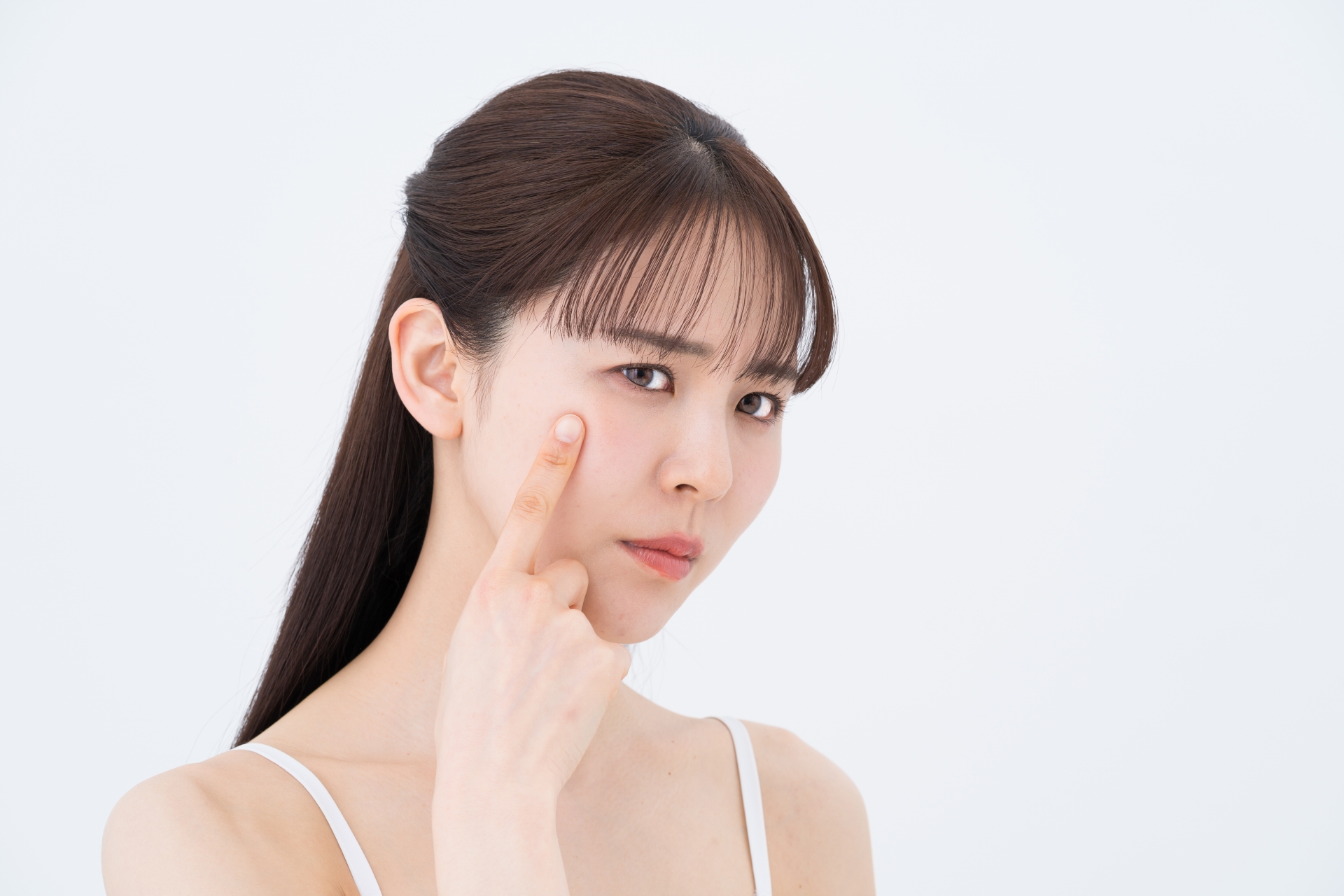 クマを隠すメイクテクニックはある？メイクの手順やテクニックを詳しく解説 | 東京・銀座のクマとり専門クリニック【KumaCLI】